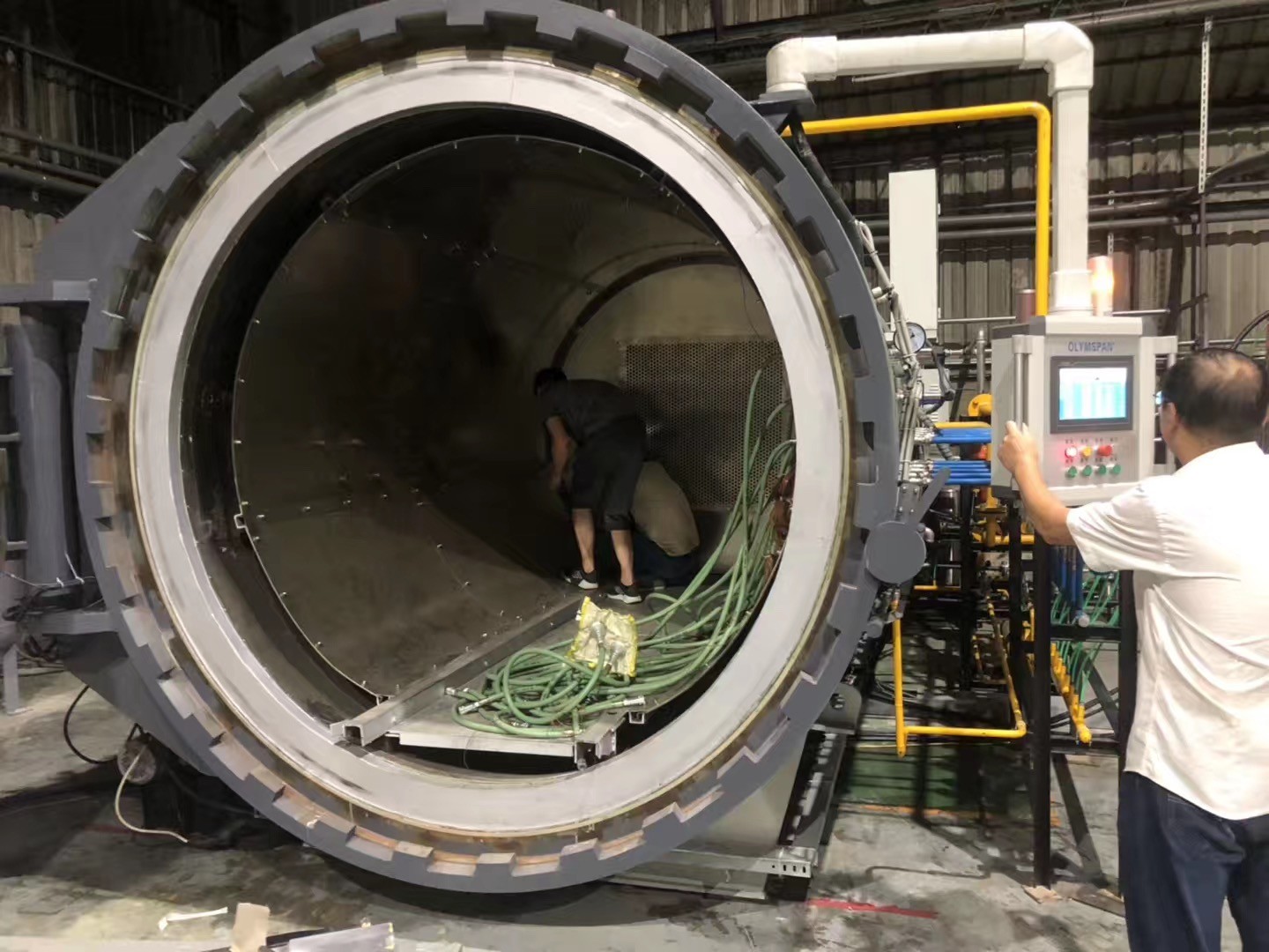 Large carbon fiber curing molding high-temperature and high-pressure tank